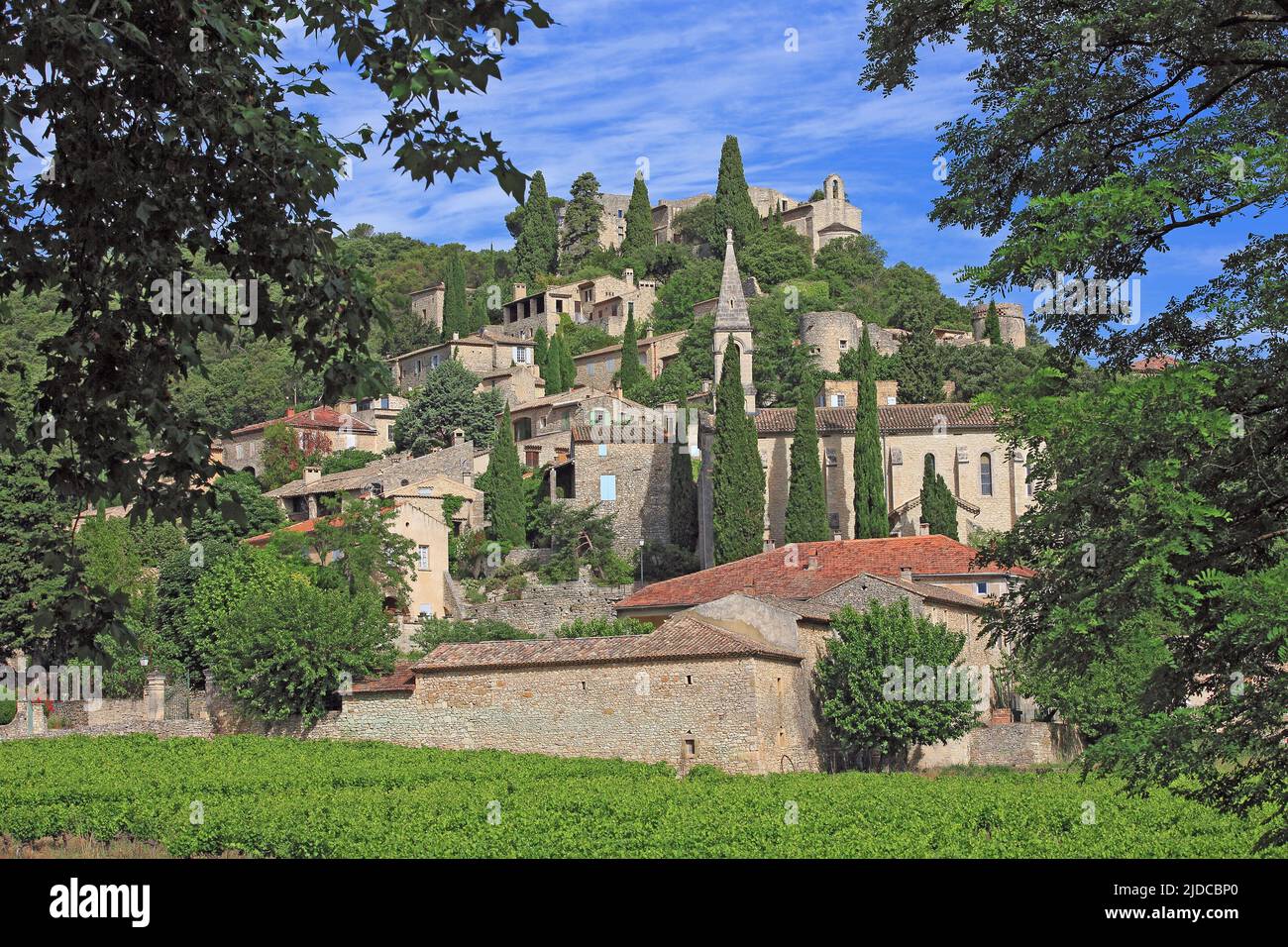 France, Gard, la Roque-sur-Cèze village bâti sur un éperon rocheux ...
