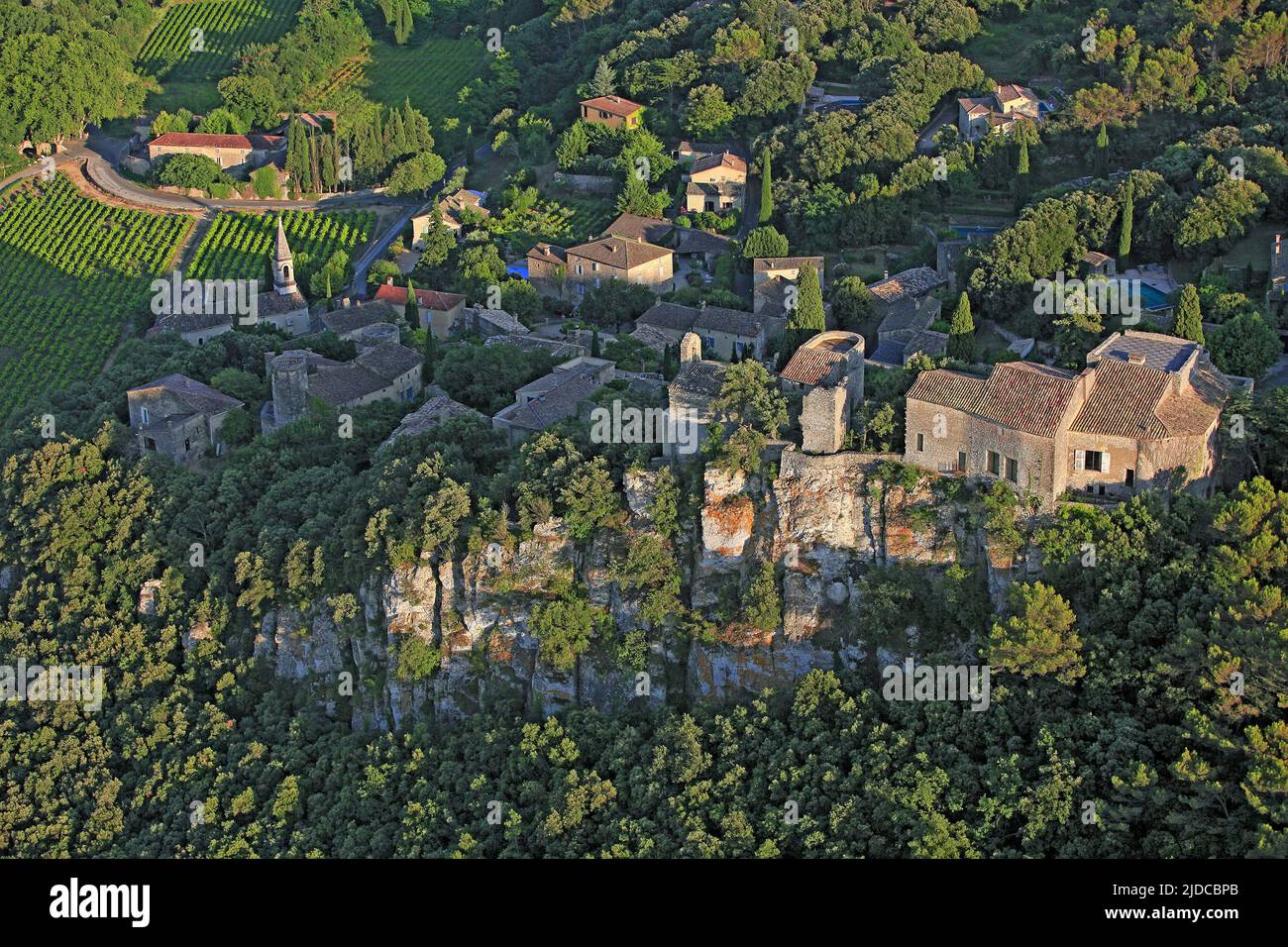France, Gard, la Roque-sur-Cèze village bâti sur un éperon rocheux ...