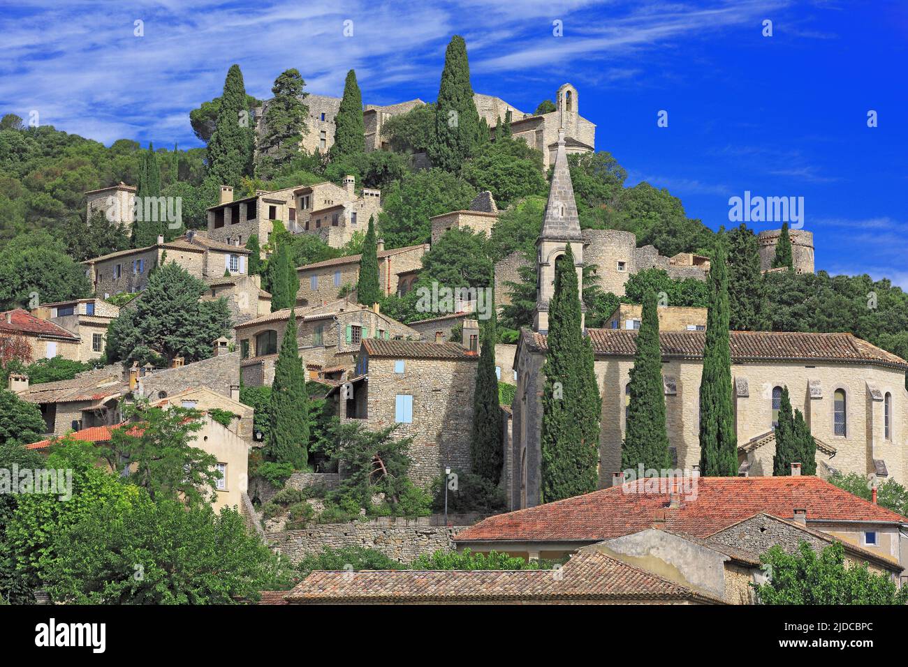 France, Gard, la Roque-sur-Cèze village bâti sur un éperon rocheux ...