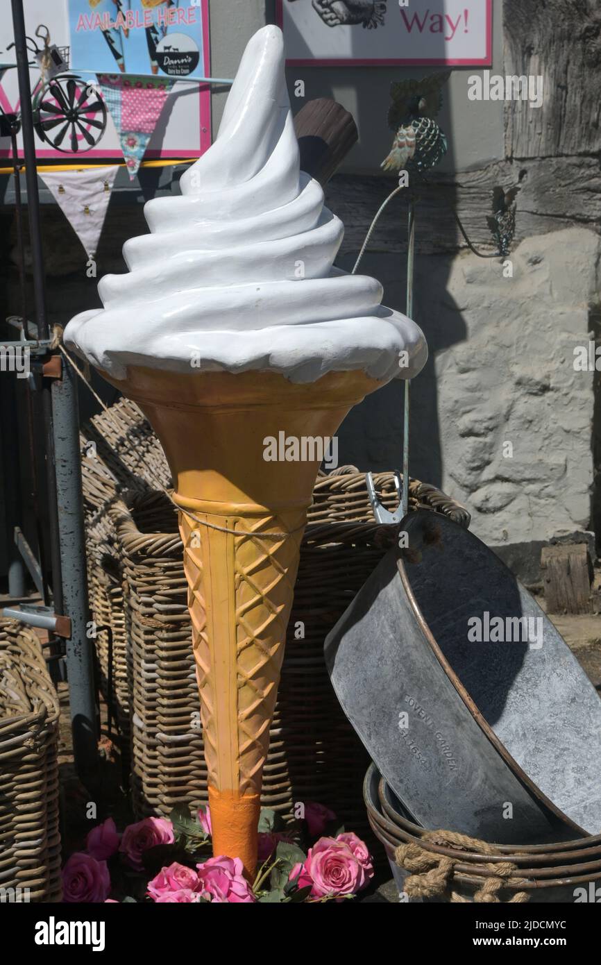 Ice cream cone model large Banque de photographies et d’images à haute ...