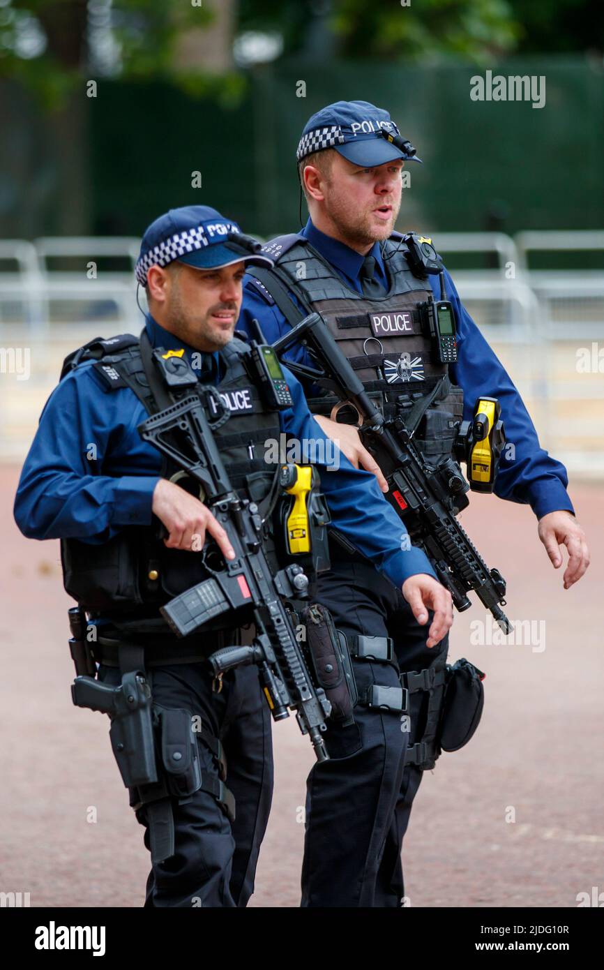Officier de police armé Banque d'image et photos - Alamy
