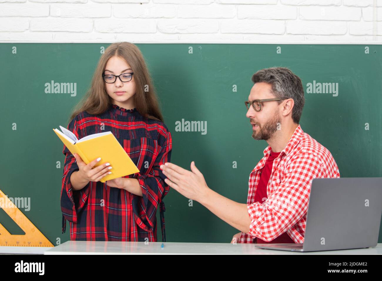 Salle de classe de l'école élémentaire. Enseignant et élève de l'école ...