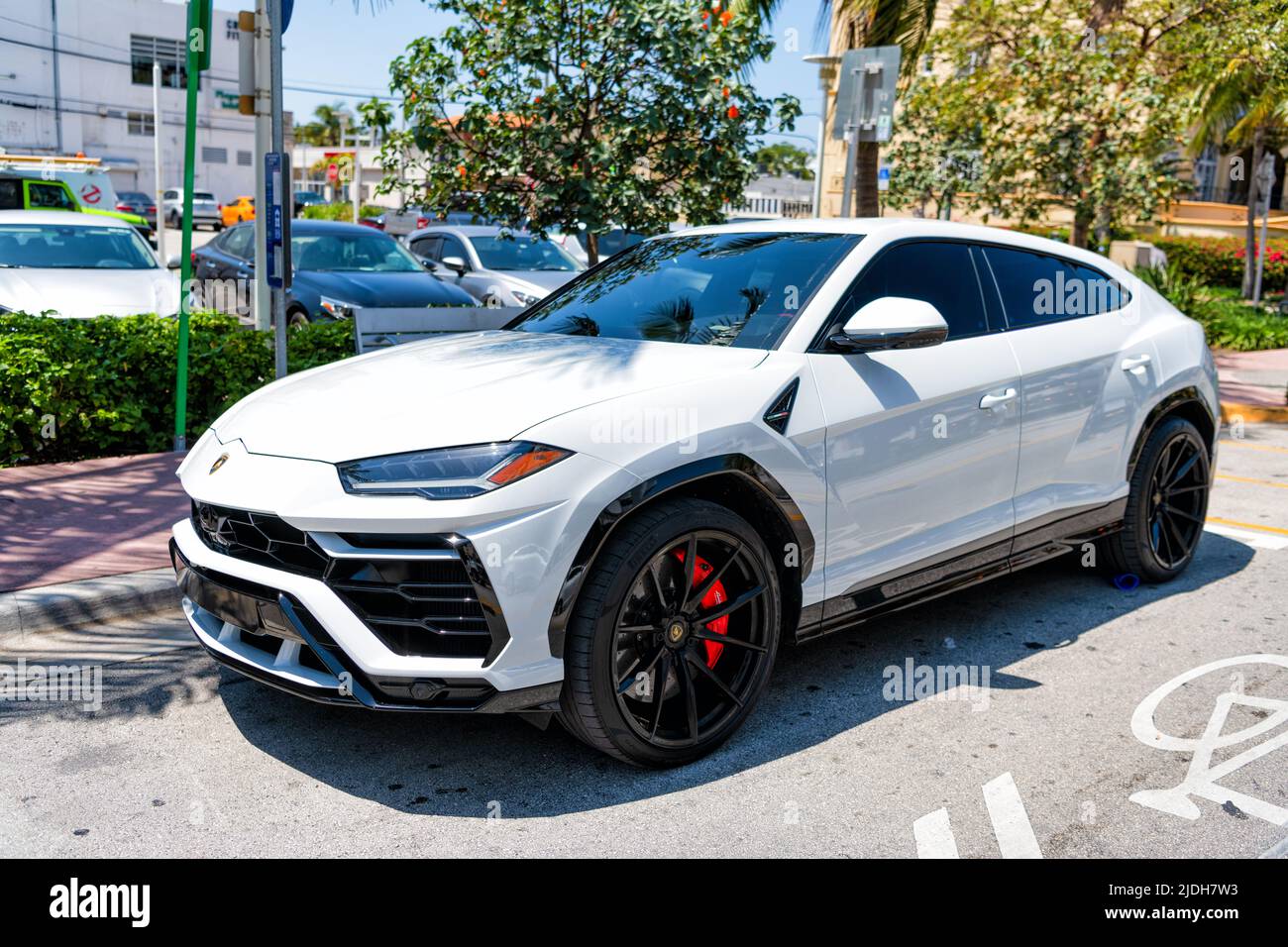 Lamborghini urus white Banque de photographies et d’images à haute ...