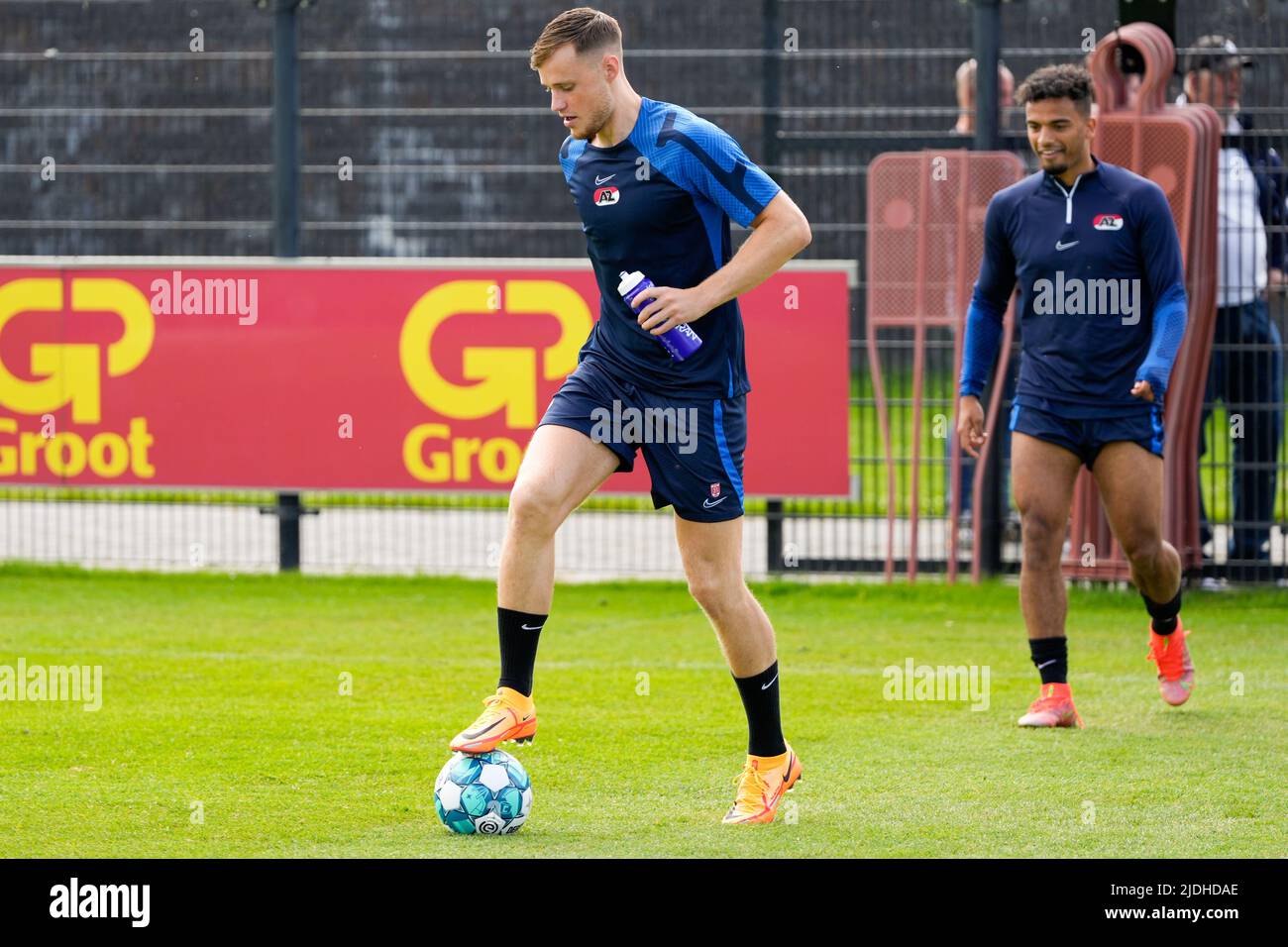 WIJDEWORMER, PAYS-BAS - JUIN 21 : Owen Wijndal d'AZ et Sam Beukema d'AZ ...