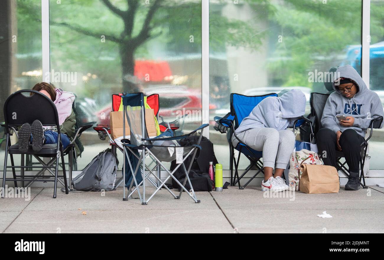 Les gens font la queue à l'extérieur de l'édifice fédéral Guy Favreau ...
