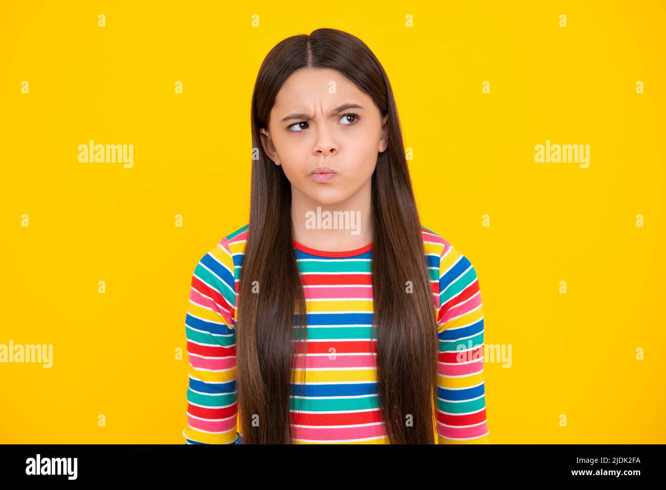 Visage en colère, émotions bouleversées de la jeune fille. Enfant ...