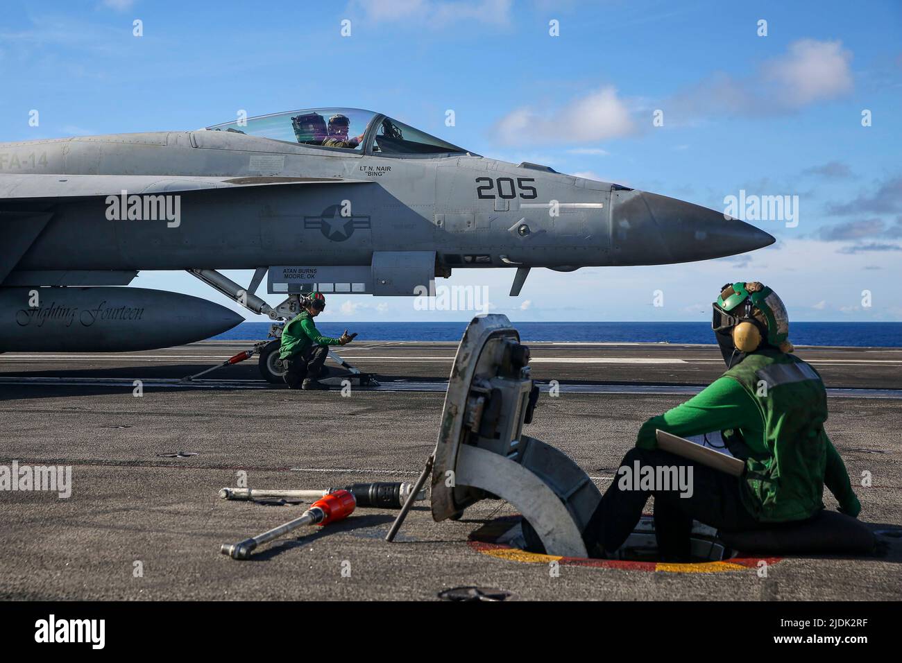 MER DES PHILIPPINES (18 juin 2022) Aviation Boatswain's Mate ...