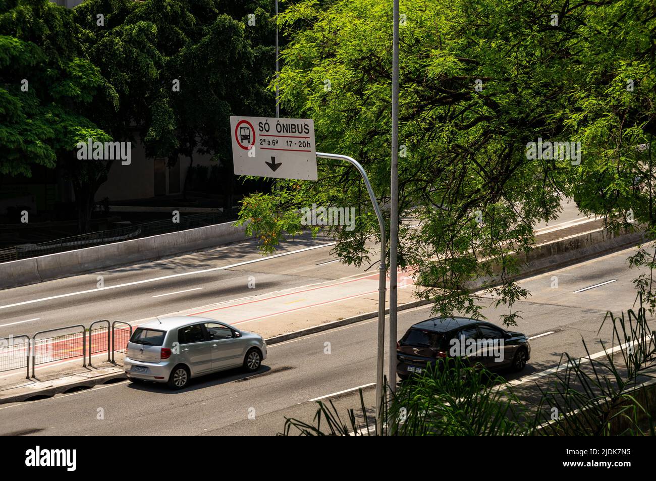 Median bus lane Banque de photographies et d’images à haute résolution ...
