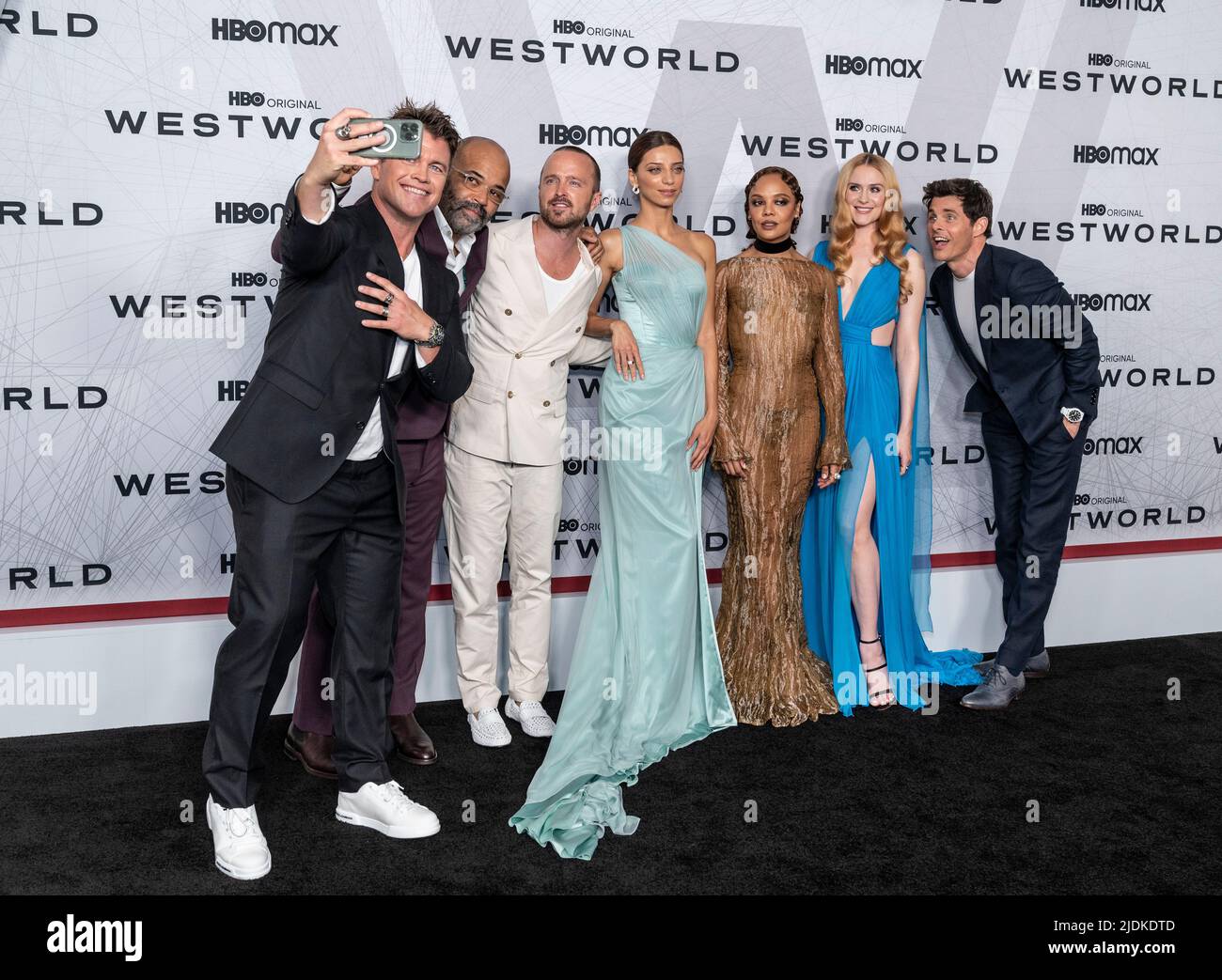 New York, NY - 21 juin 2022: Luke Hemsworth fait selfie avec Jeffrey ...