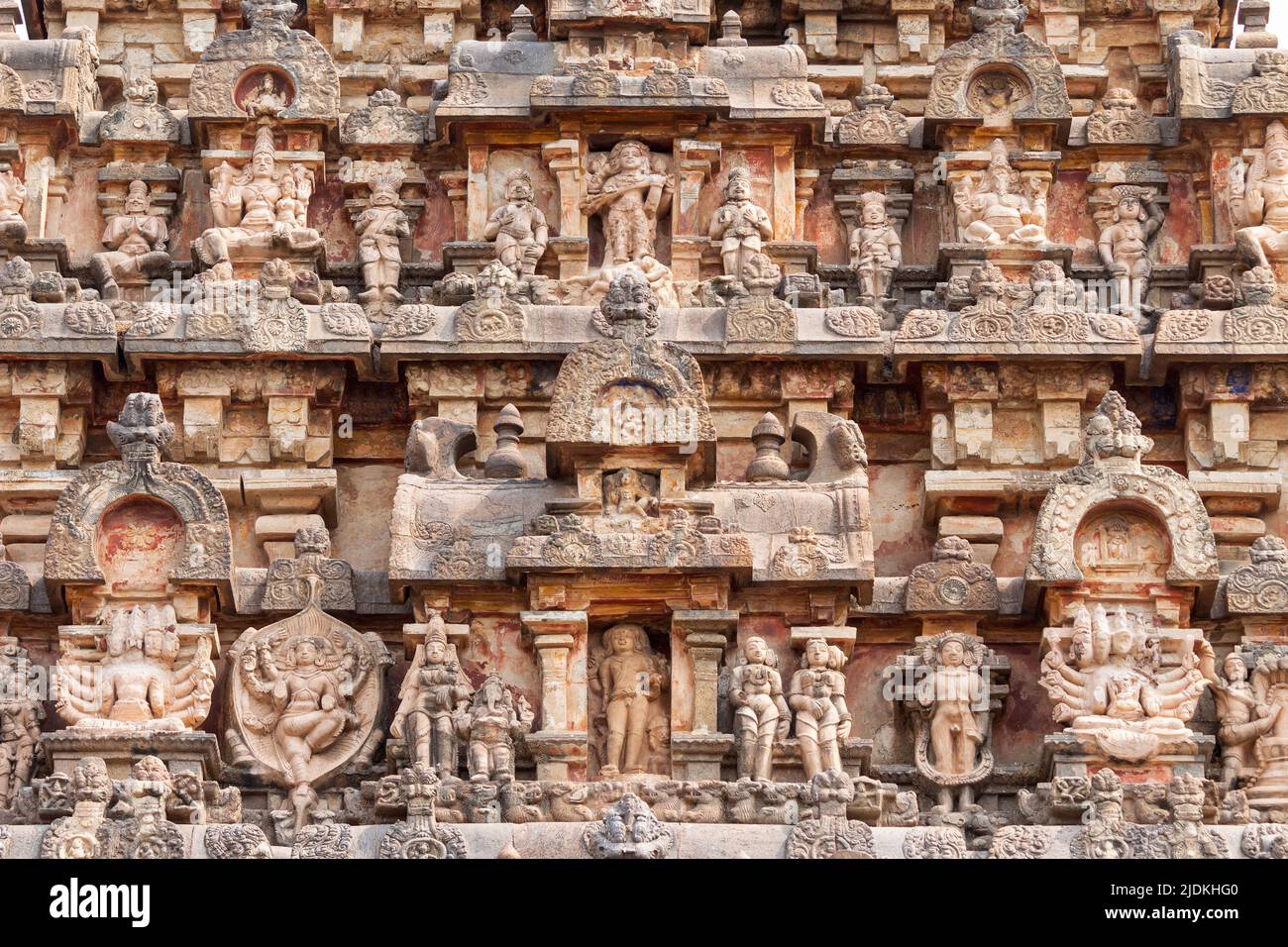 Sculptures de dieux hindous et de déesses sur le dôme du temple d ...