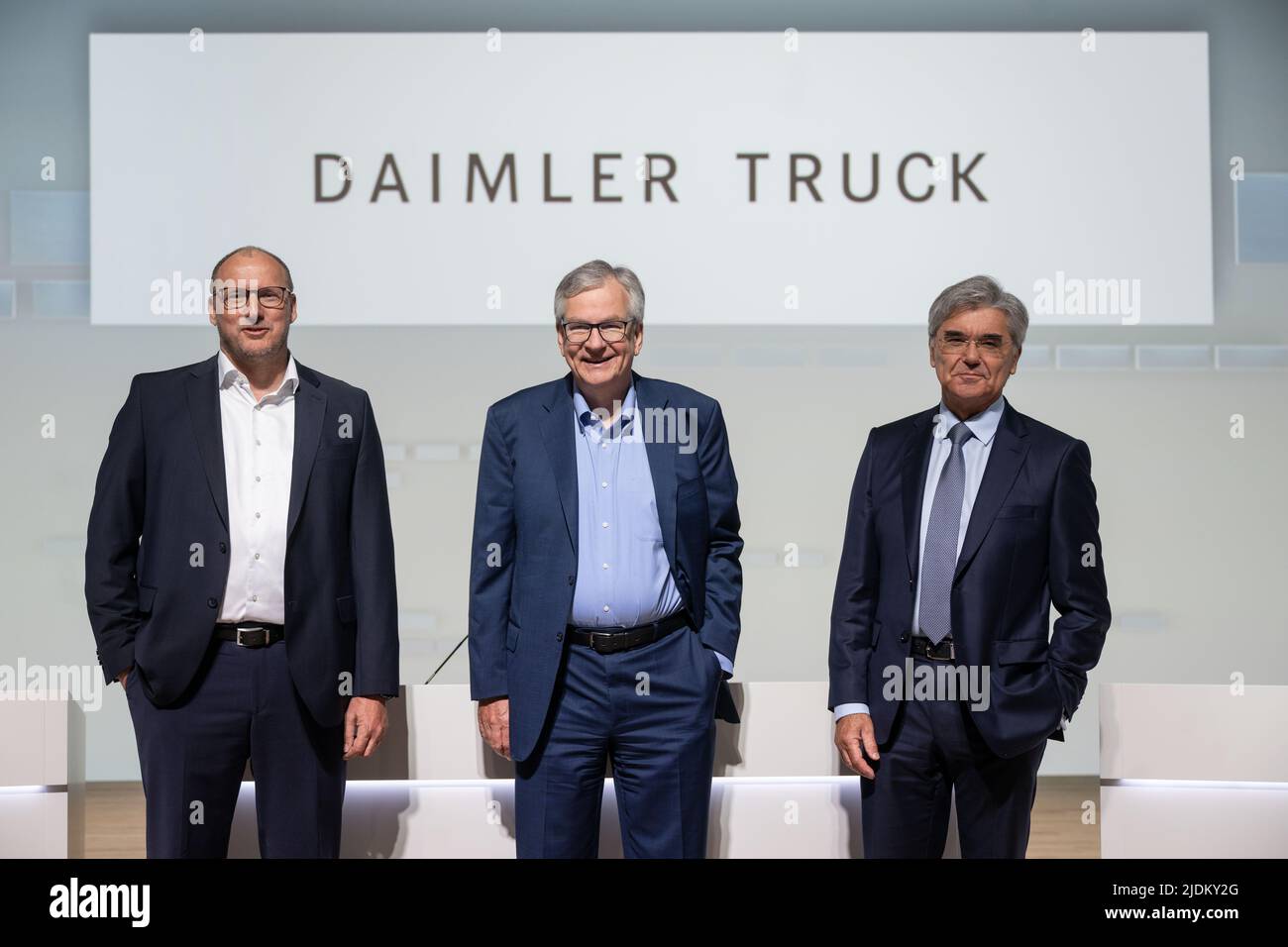 Camion daimler tenant ag Banque de photographies et d’images à haute ...
