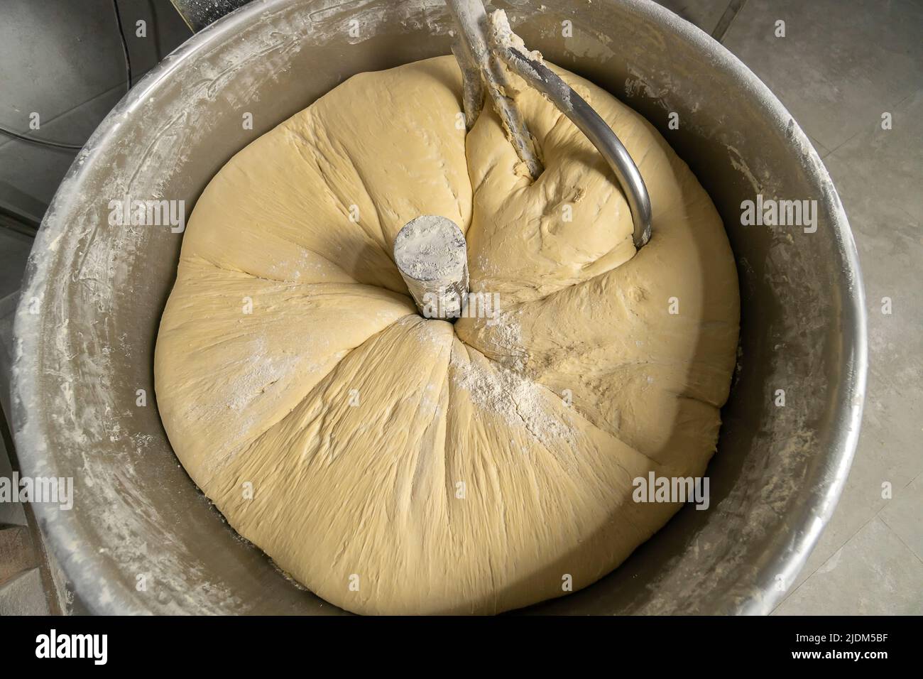 Gros plan du pétrissage de la pâte élastique pour le pain dans une ...