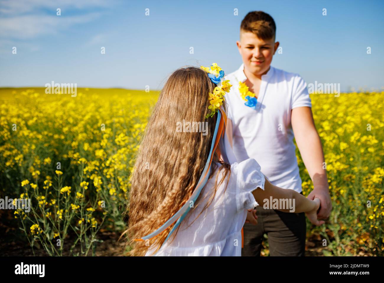 Joyeux ados joyeux : frère aîné et sœur rieuse avec couronne lumineuse ...