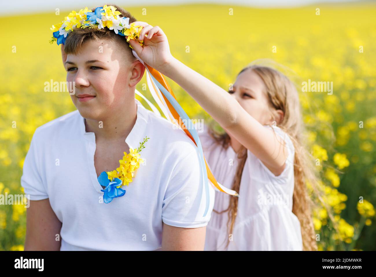 Gentiment joyeuse jeune sœur en robe blanche tresses longs rubans d'été ...