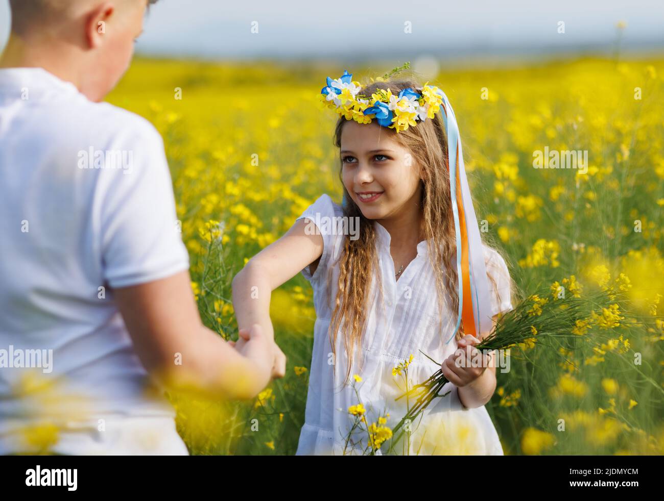 Joyeux ados joyeux : frère aîné et sœur rieuse avec couronne lumineuse ...