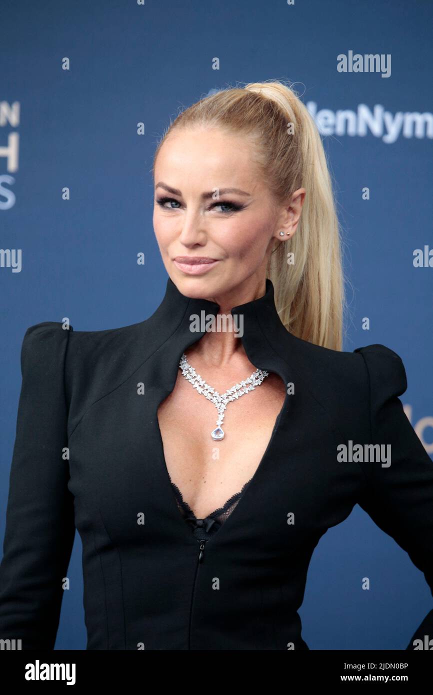 La mannequin slovaque, l'actrice et la présentatrice Adriana Karembeu ...