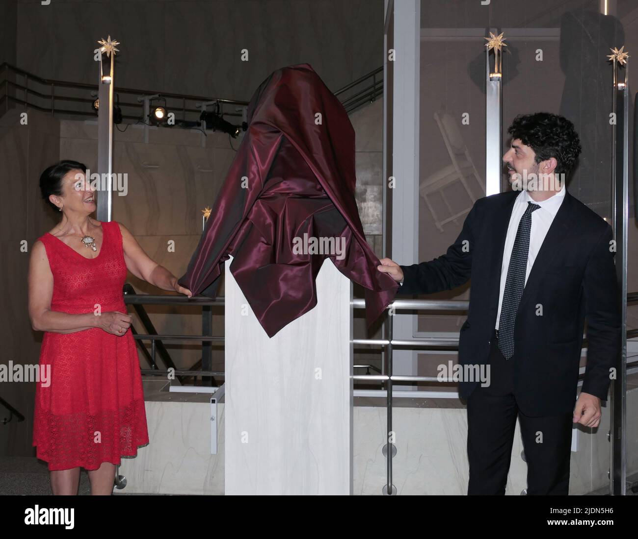 Giorgio strehler sculpture de wolfgang alexander kossuth Banque de ...