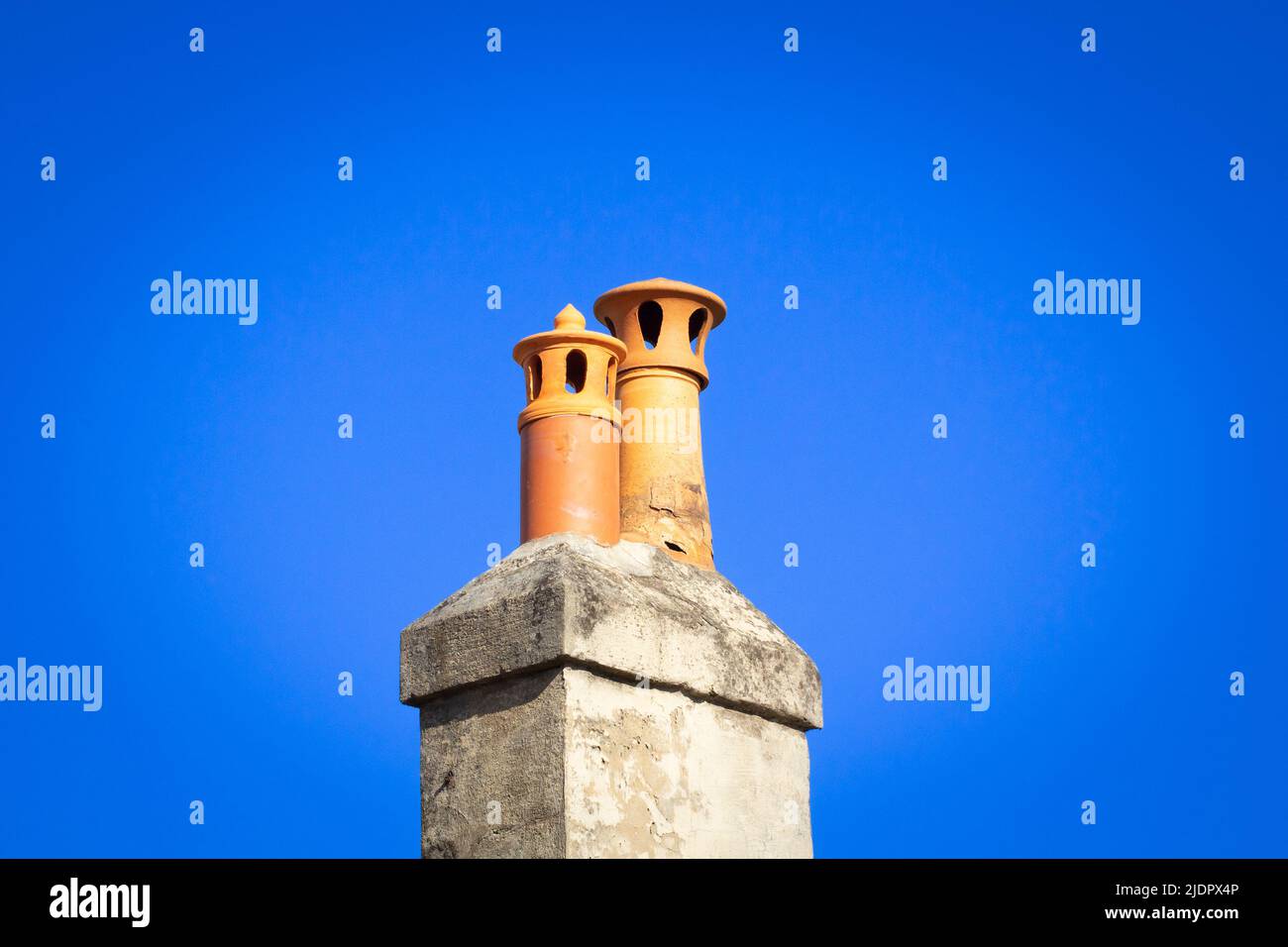 Image du toit d'une maison résidentielle avec un foyer sur son pilier ...