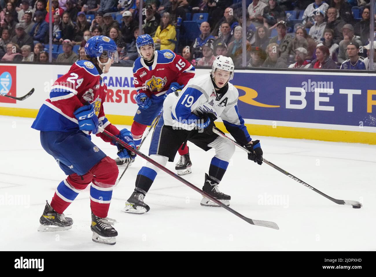Philippe Daoust, à droite, de Saint John Sea Dogs, garde le palet à l ...