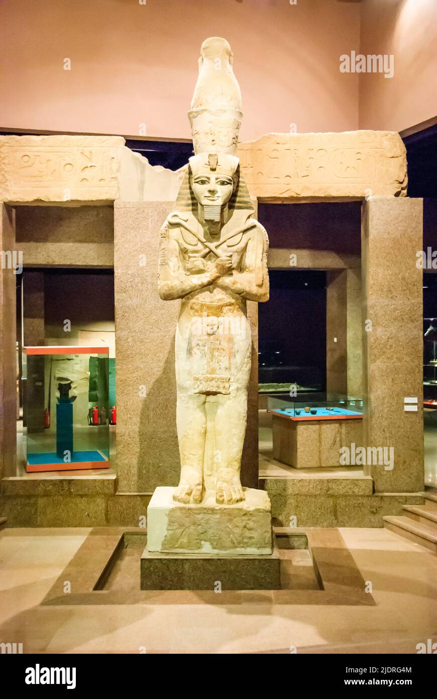 La statue de ramses II, d'environ 8 m de haut, se tenait avec d'autres ...