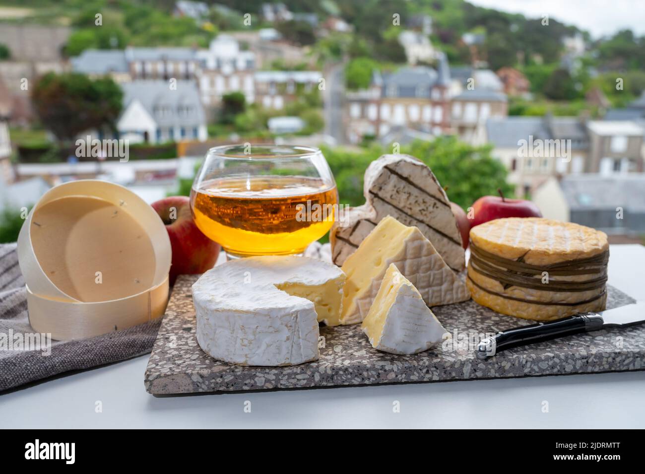 Fromages de vache de la région normande - camembert, livarot ...