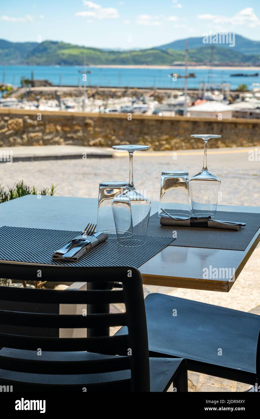 Intérieur du restaurant de poissons à Getaria, petit village de ...
