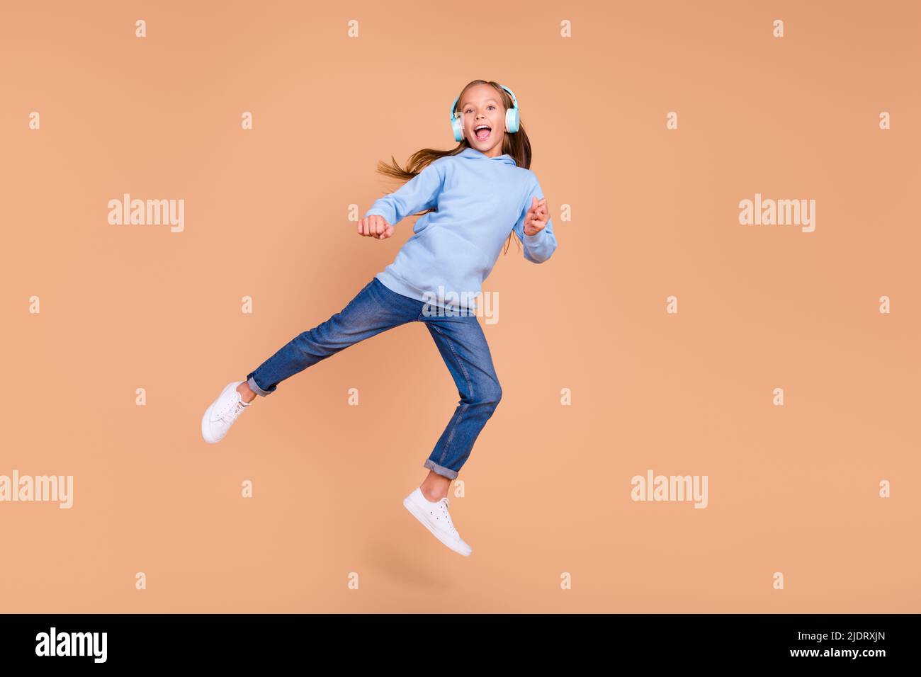 Portrait pleine grandeur de la personne active dynamique saut avoir ...