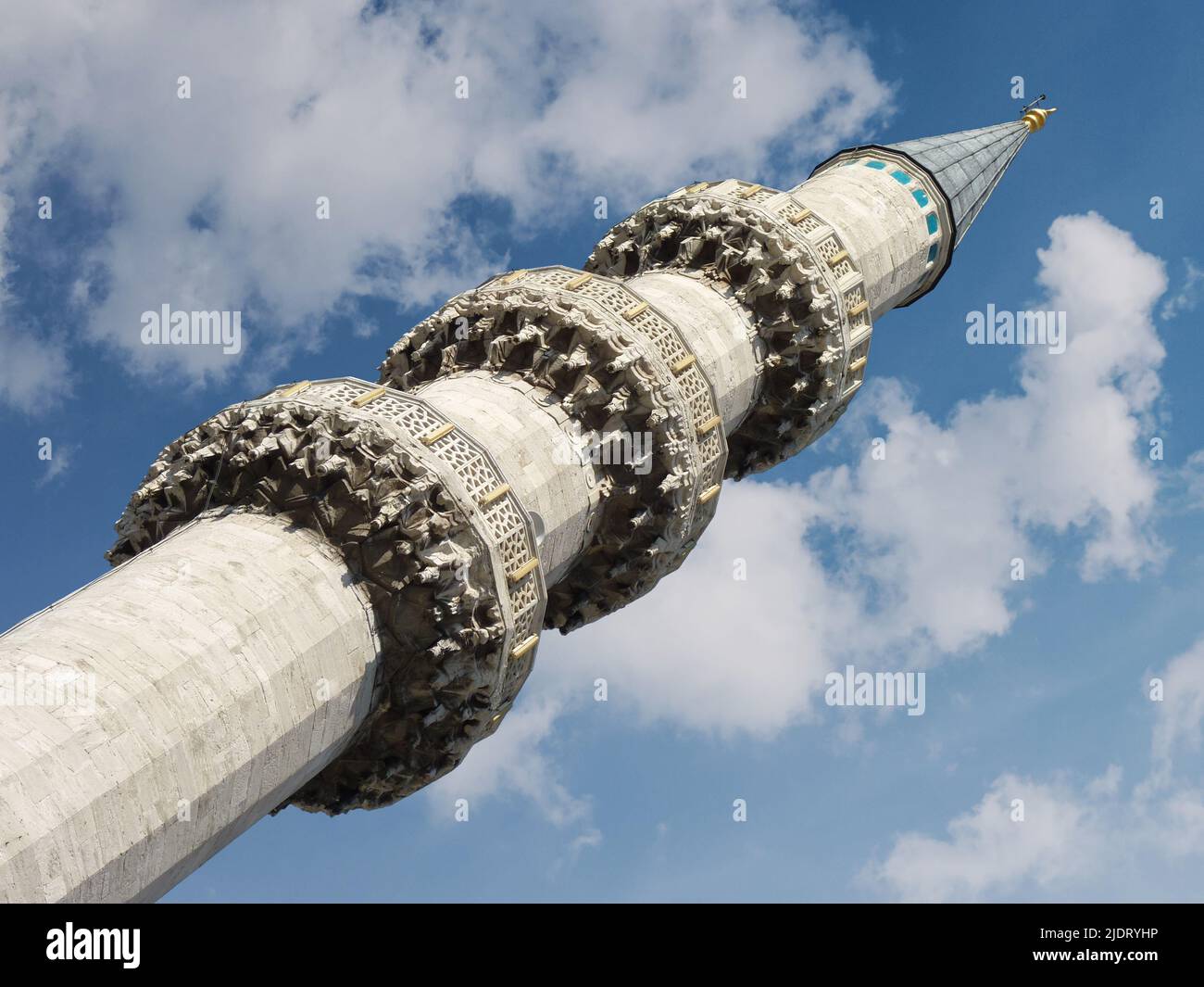 Le minaret est le symbole de l'Islam. Le minaret d'une mosquée avec ...