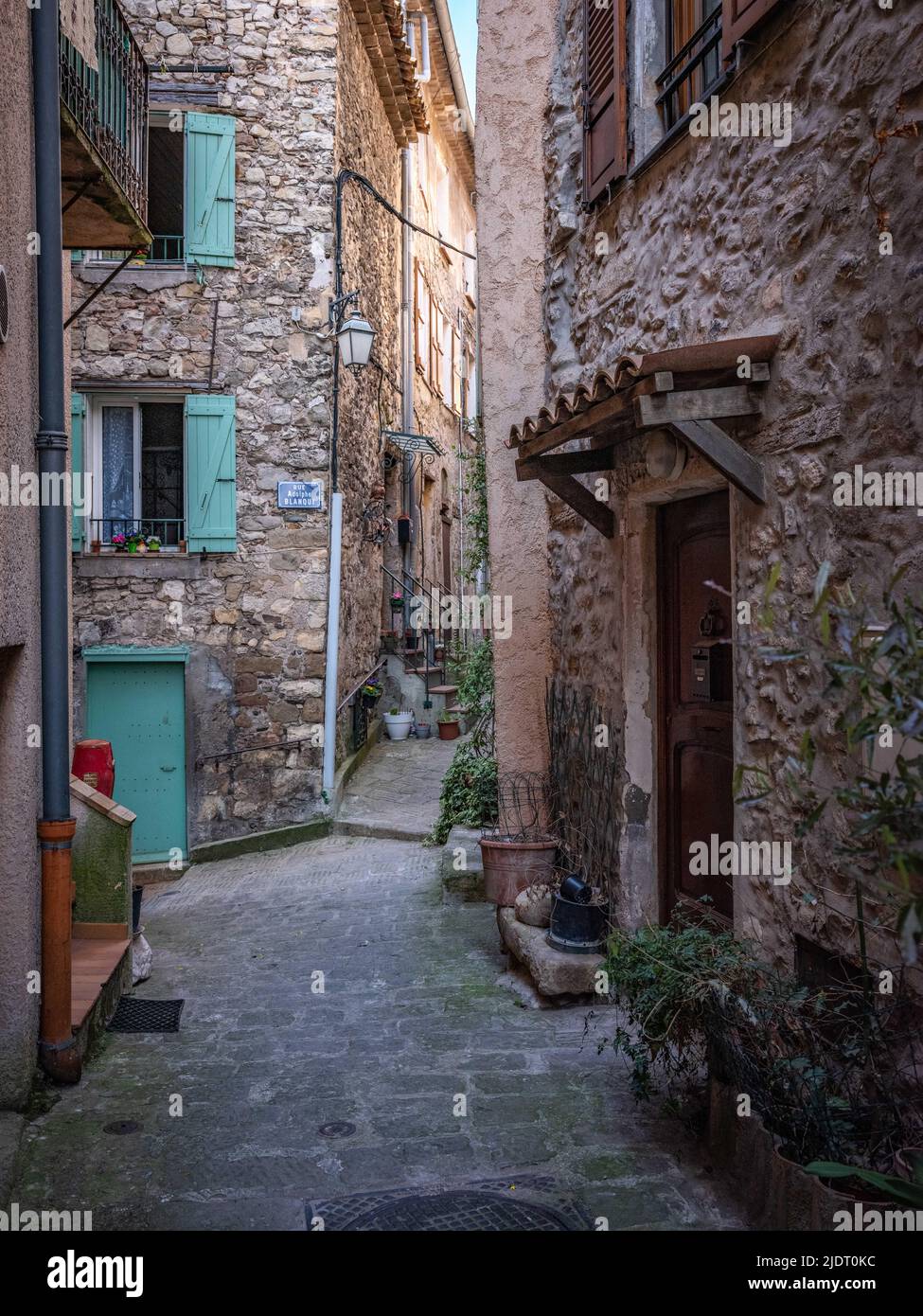 La confluence de nombreux chemins médiévaux au coeur du village de ...