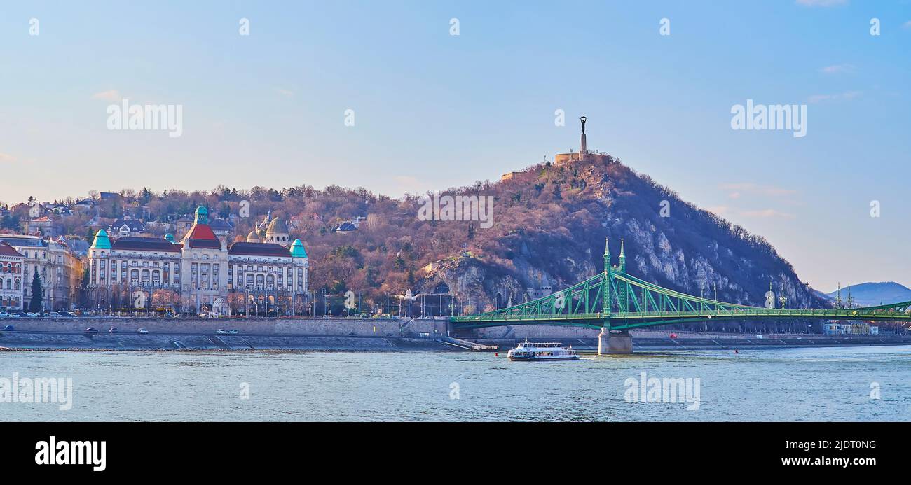 Panorama du Danube avec thermes Gellert et complexe hôtelier, colline ...