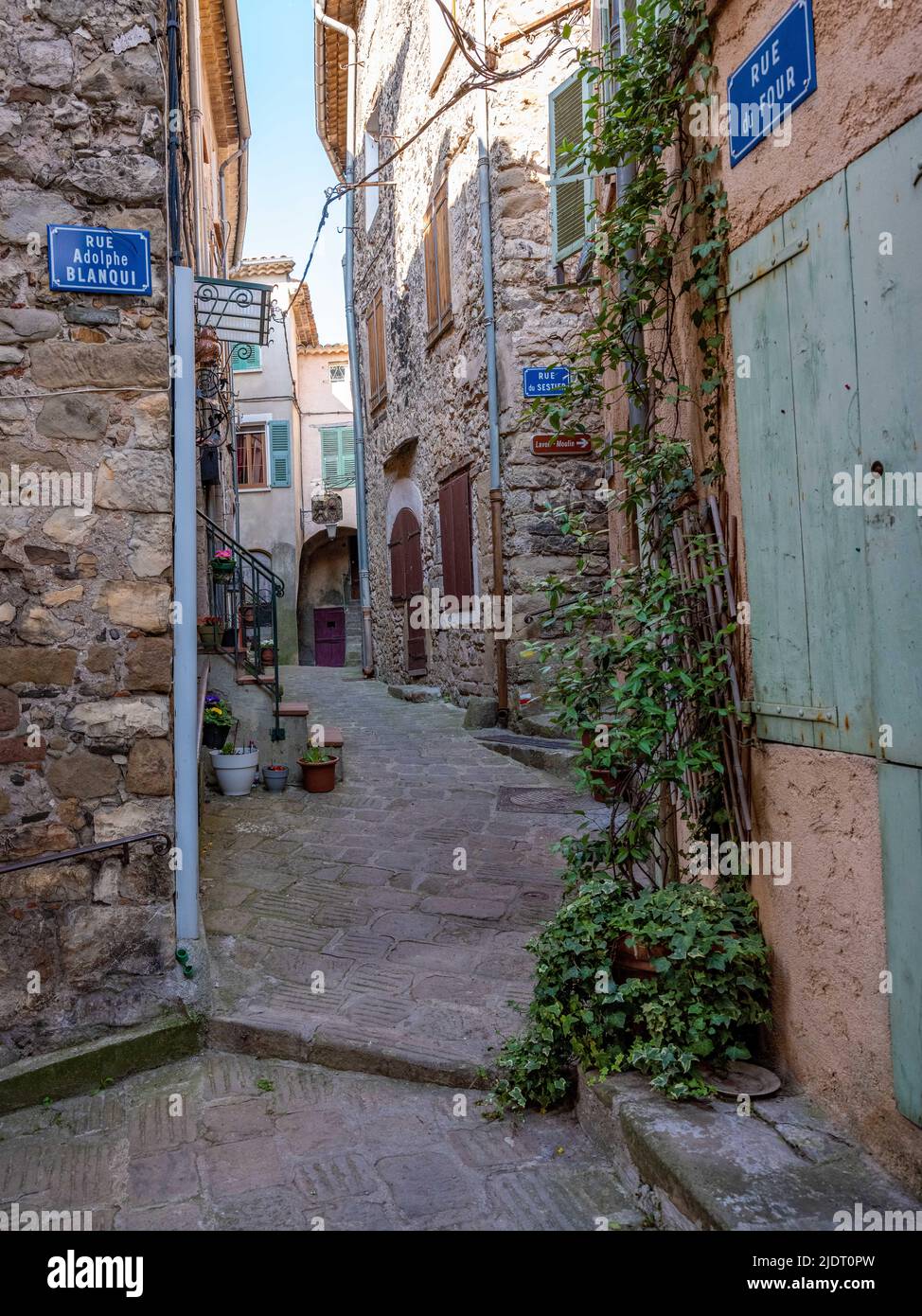 La confluence de nombreux chemins médiévaux au coeur du village de ...