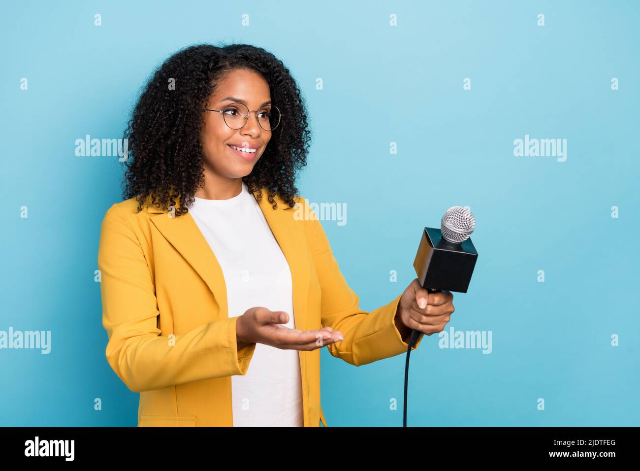Profil photo de côté de la jeune femme afro sourire heureux positif ...