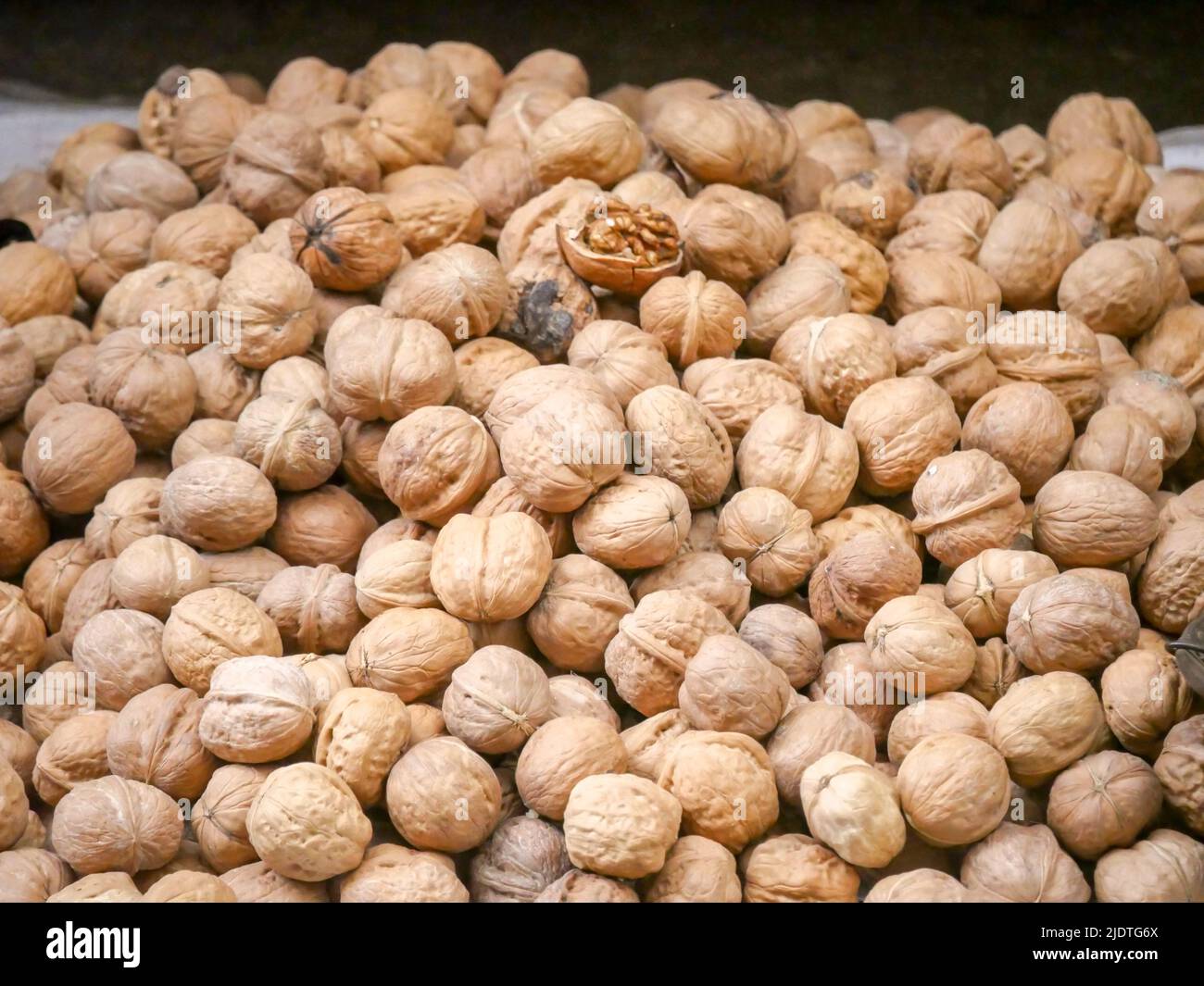 Tas de noix entières de fruits secs également appelé akhrot en Inde. Le ...
