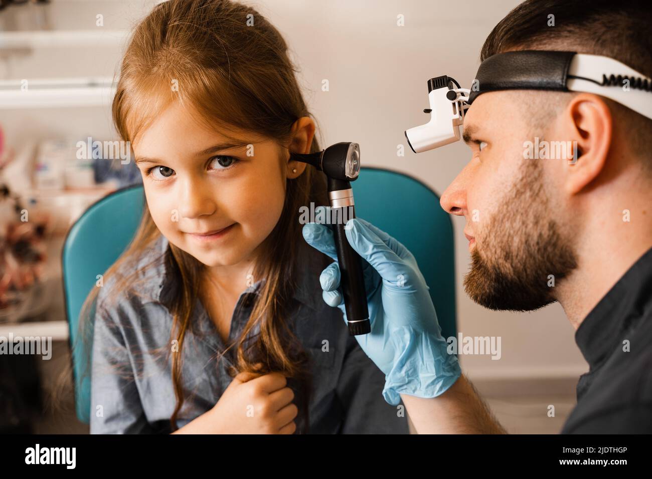Médecin ORL avec otoscope. Otoscopie. L'otolaryngologiste pédiatre ...