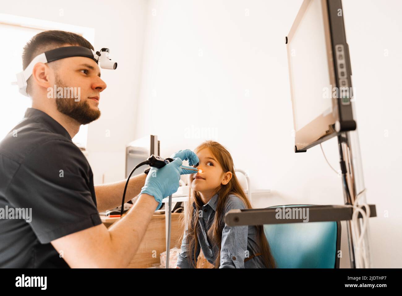 Endoscopie nasale de l'enfant. Procédure de Rhinoscopie avec rhinoscope ...