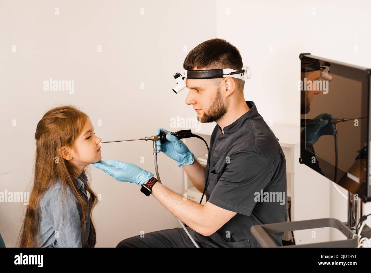 Endoscopie nasale de l'enfant. Procédure de Rhinoscopie avec rhinoscope ...