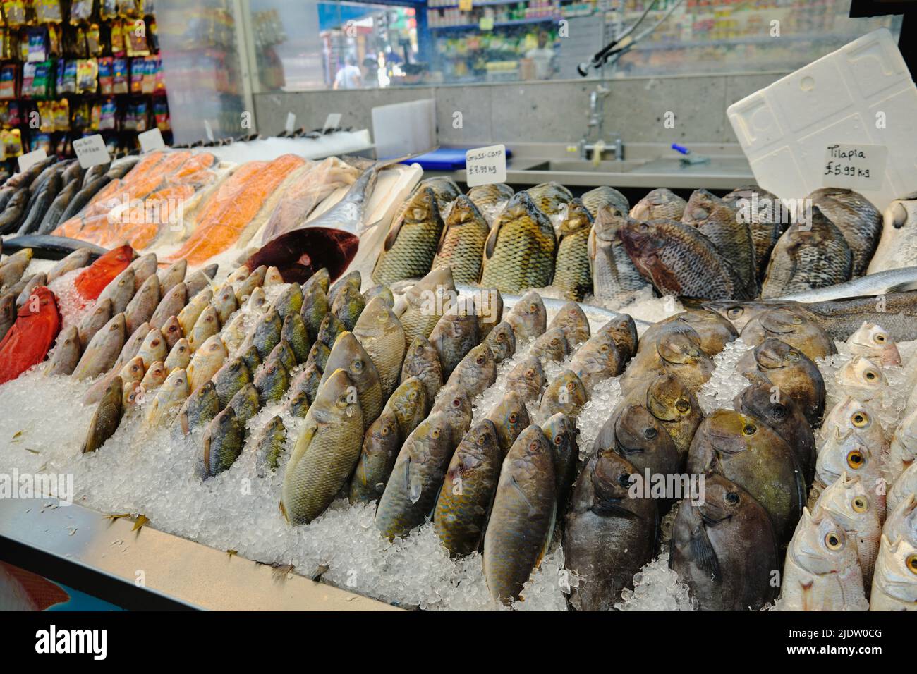 Fishmongers display Banque de photographies et d’images à haute ...