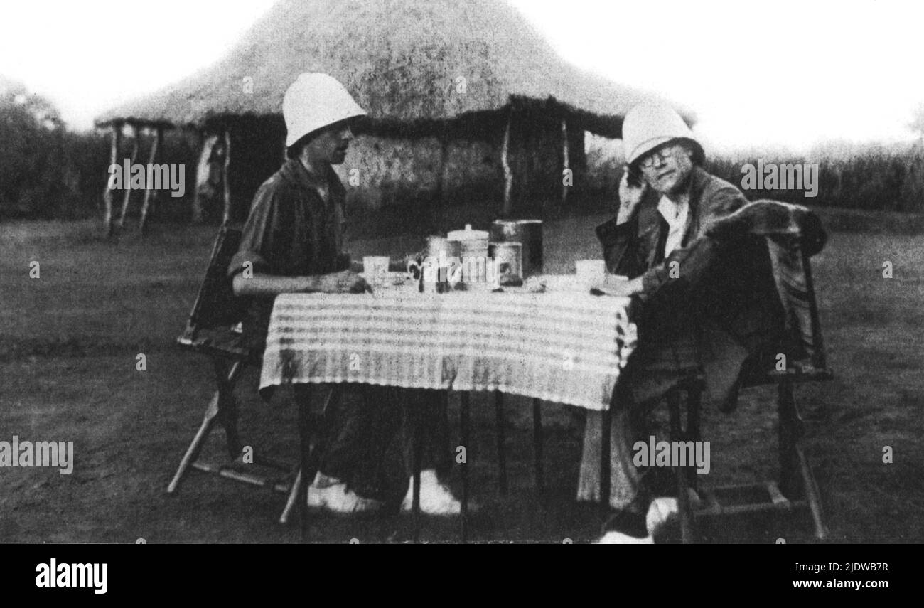 1925 , CONGO : le réalisateur Marc Allégret ( 1900 - 1973 ) avec un ami ...