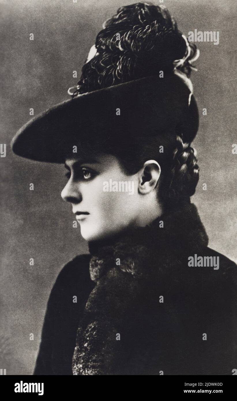 1889 environ , Vienne , Autriche : la jeune baronne de 18 ans MARY von ...