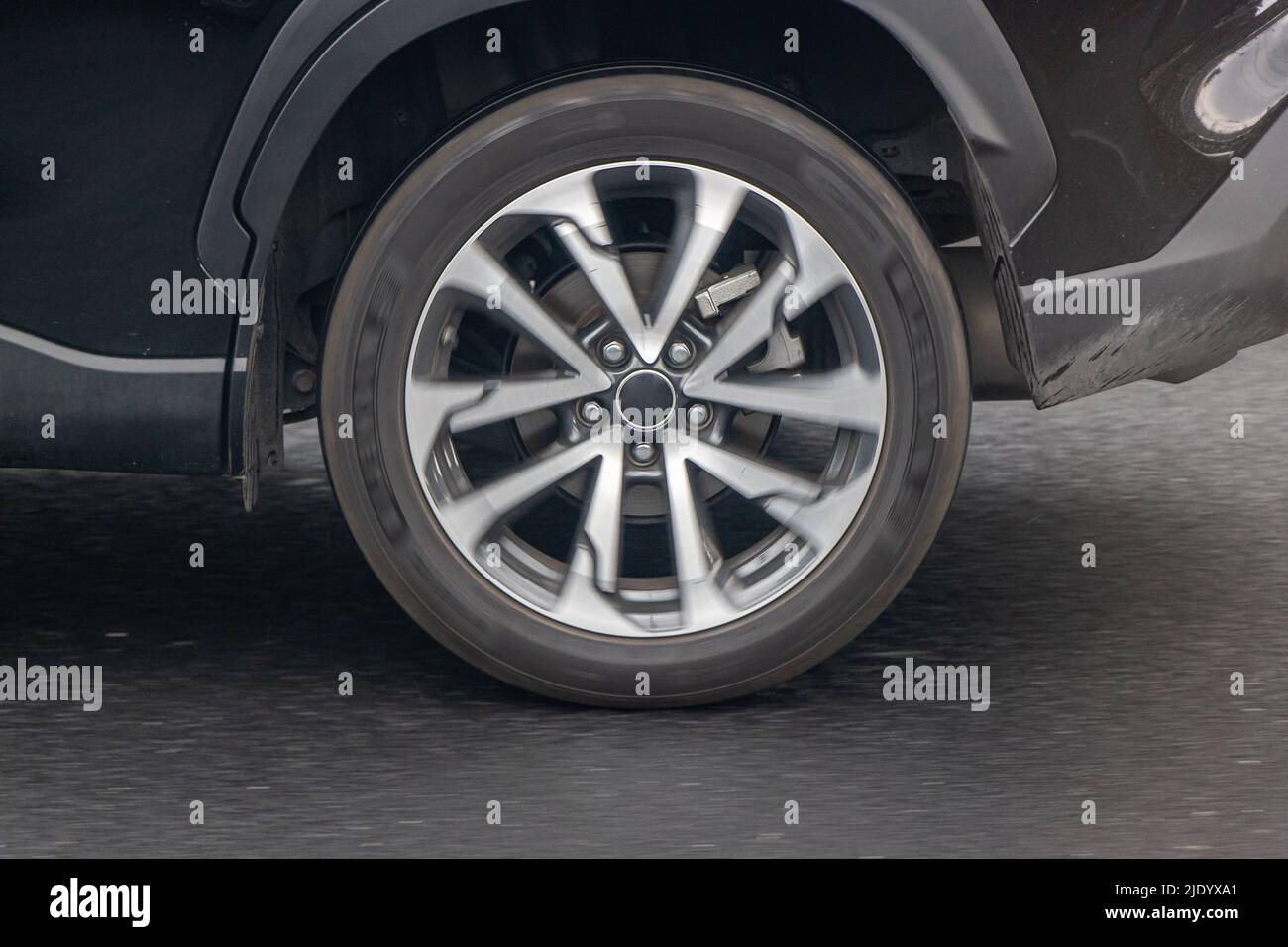 Roue de voiture en rotation Banque de photographies et d’images à haute ...