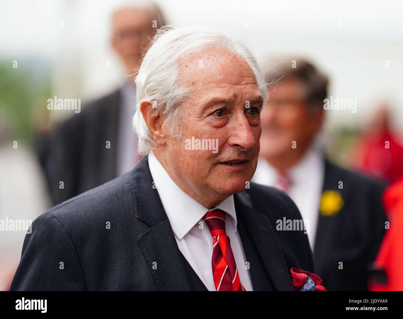 Sir Gareth Edwards arrive au service de commémoration de la moitié de l ...