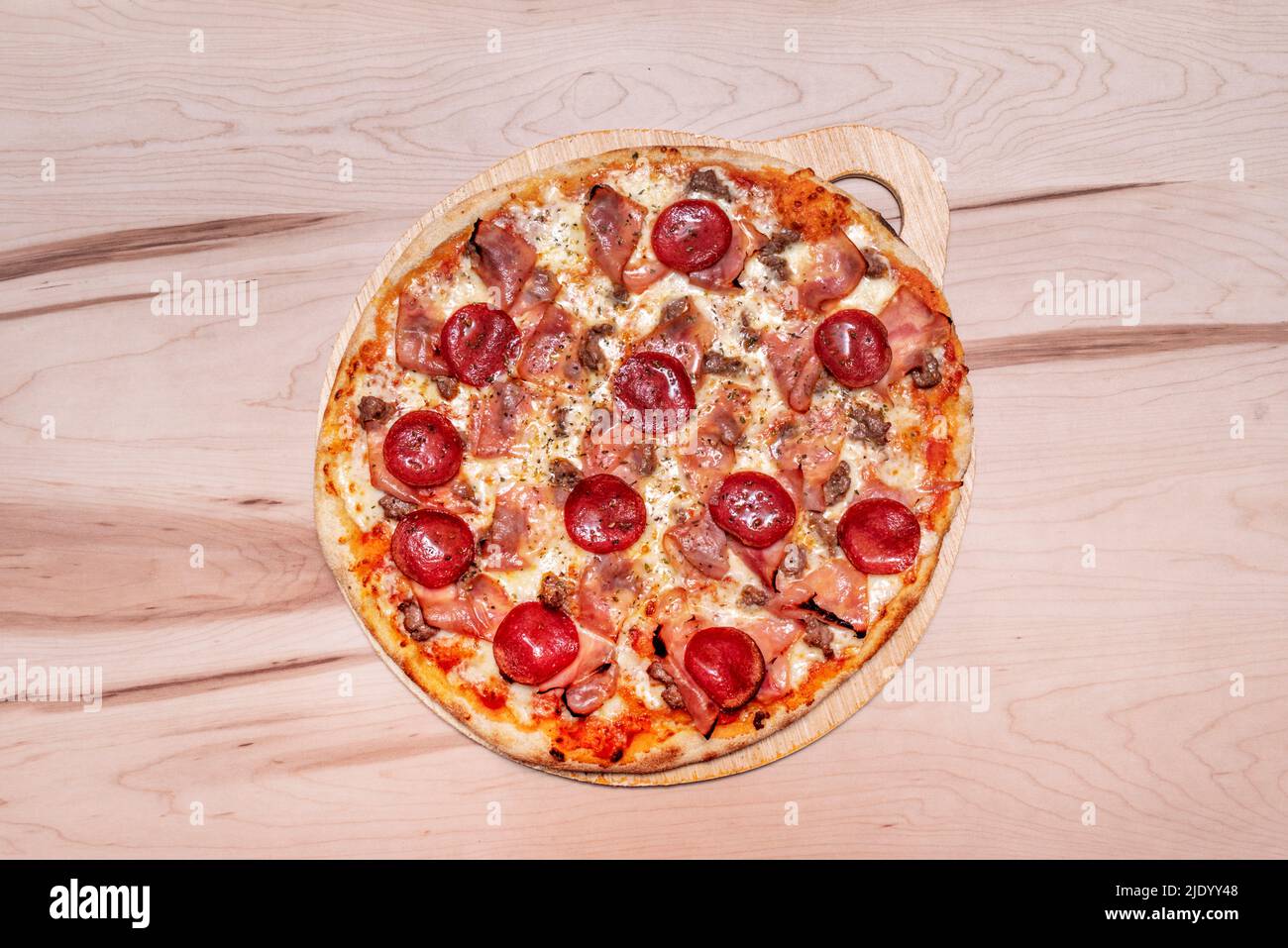 Délicieuse pizza carnivore avec jambon, viande hachée assaisonnée ...