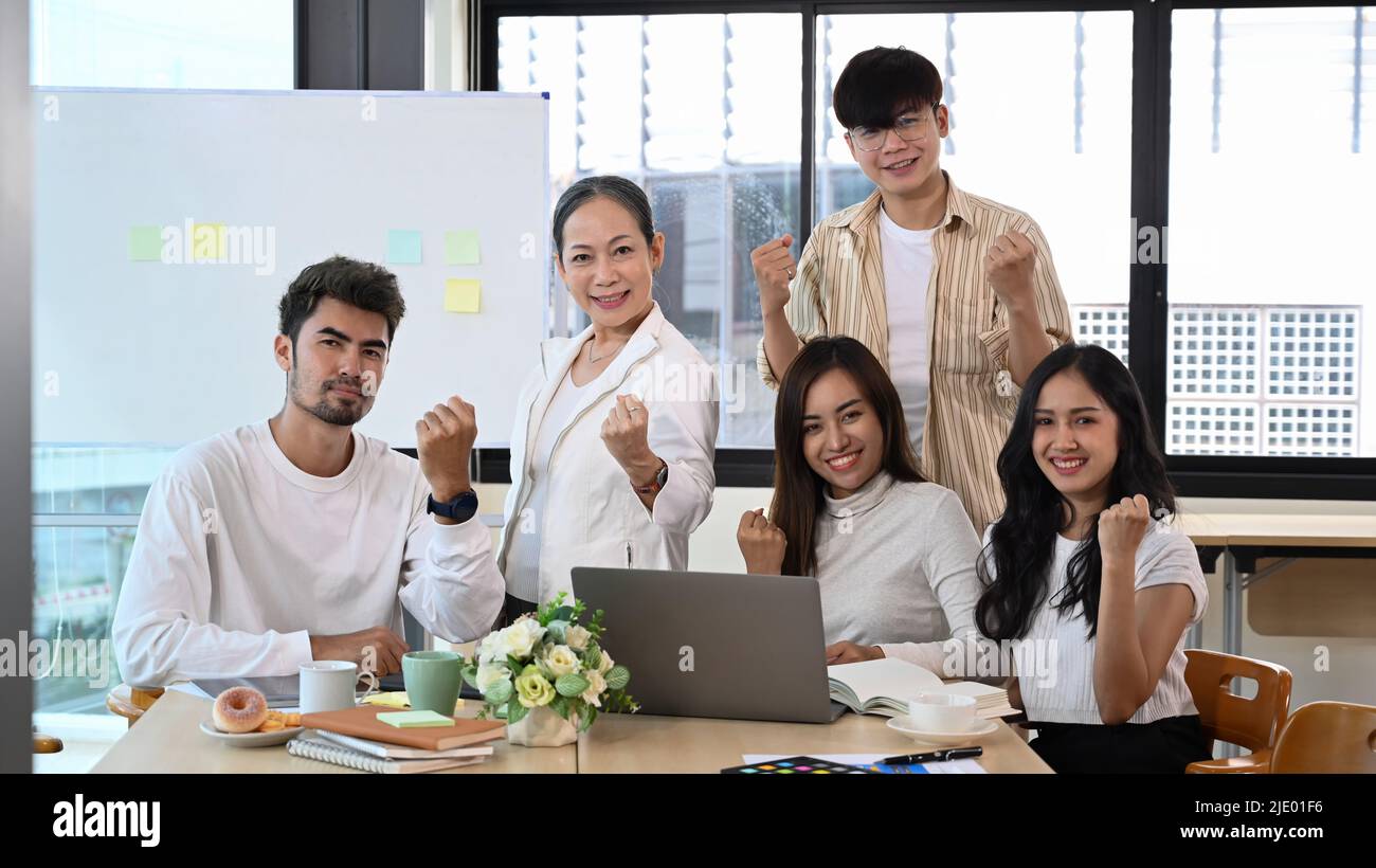 Une femme d'affaires et une équipe matures qui ont réussi à applauder ...