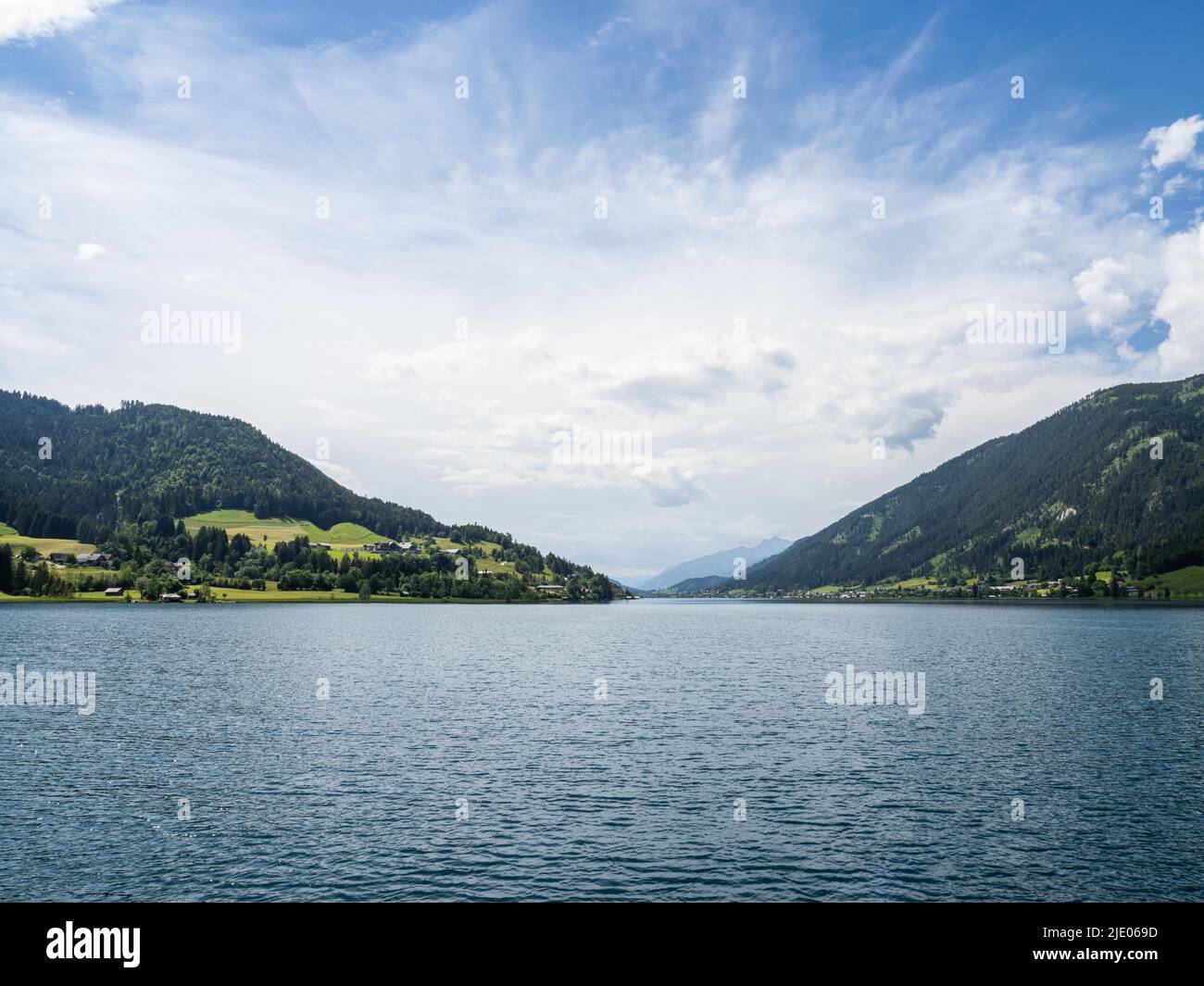 Vue sur le lac Weissensee, le plus haut lac de baignade des Alpes ...