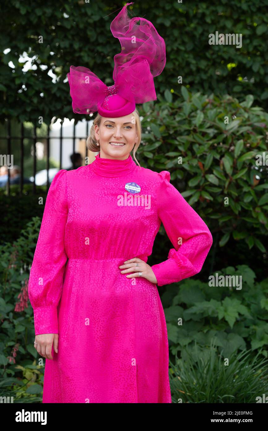 Ascot, Berkshire, Royaume-Uni. 17th juin 2022. Alexandra Bertram porte ...