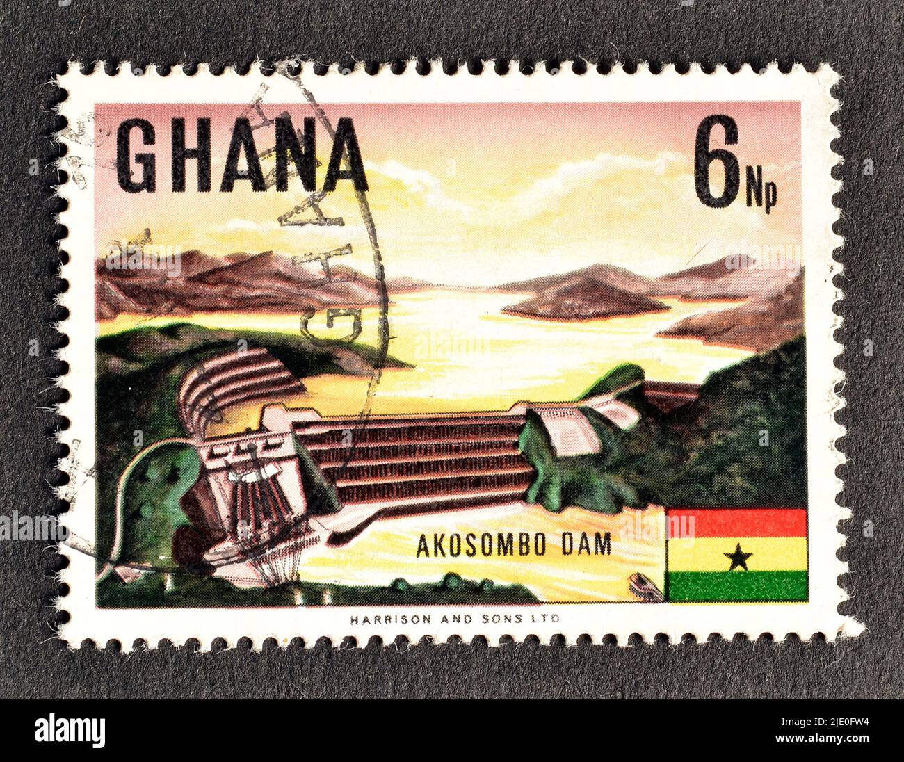 Timbre-poste annulé imprimé par le Ghana, qui montre le barrage d ...