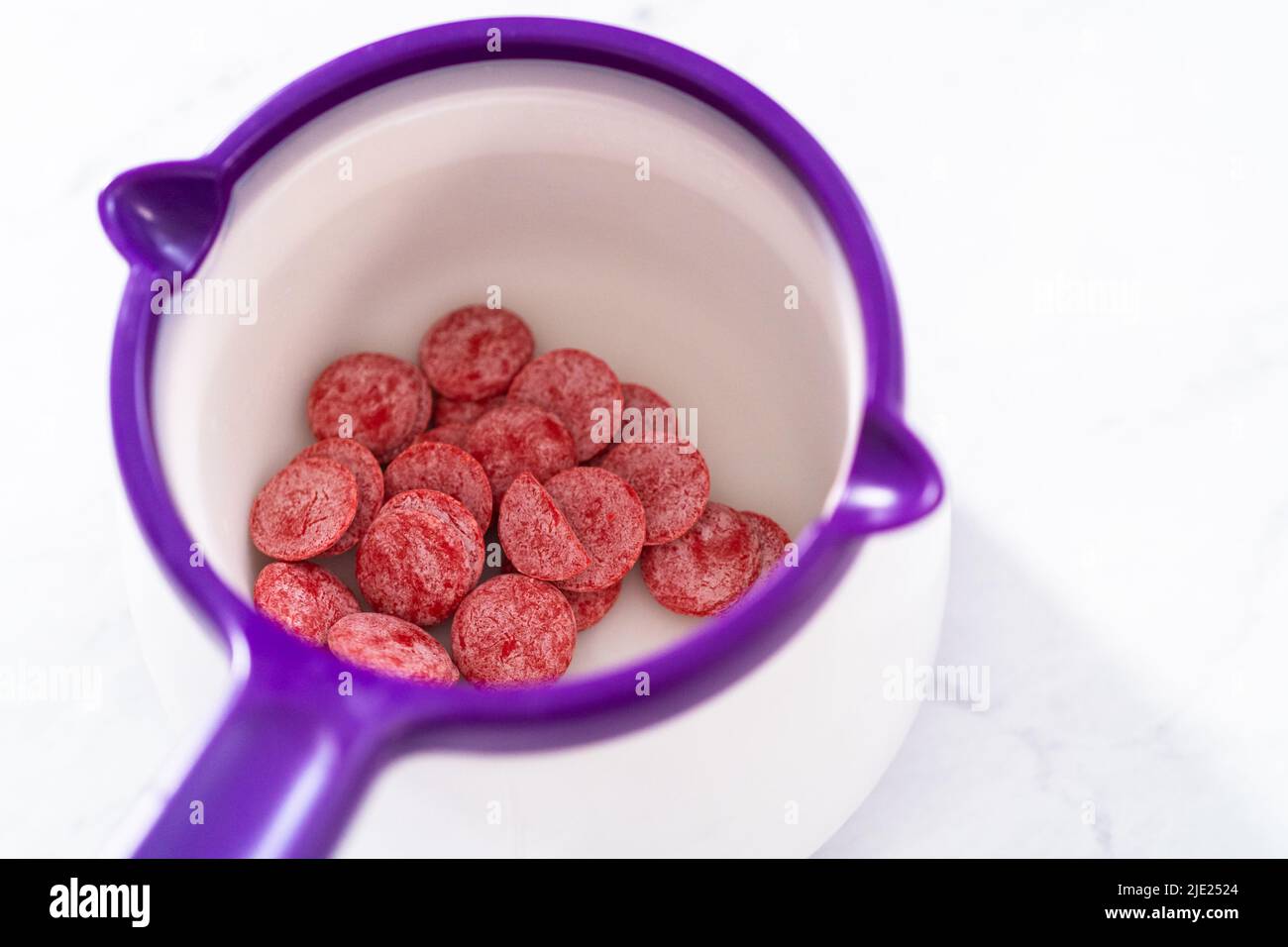 Faire fondre des copeaux de chocolat rouge dans un pot de fusion de ...