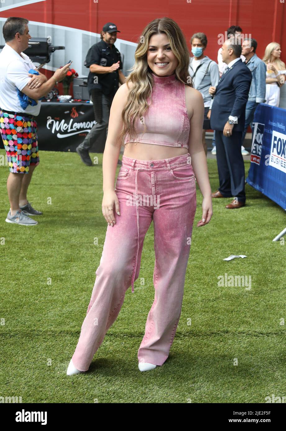 24 juin 2022, New York, New York, Etats-Unis: Singer TENILLE ARTS se ...