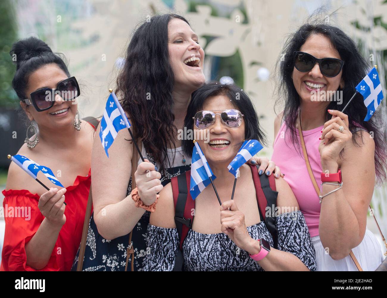 Montréal, Canada. 24th juin 2022. Les gens brandient des drapeaux lors ...