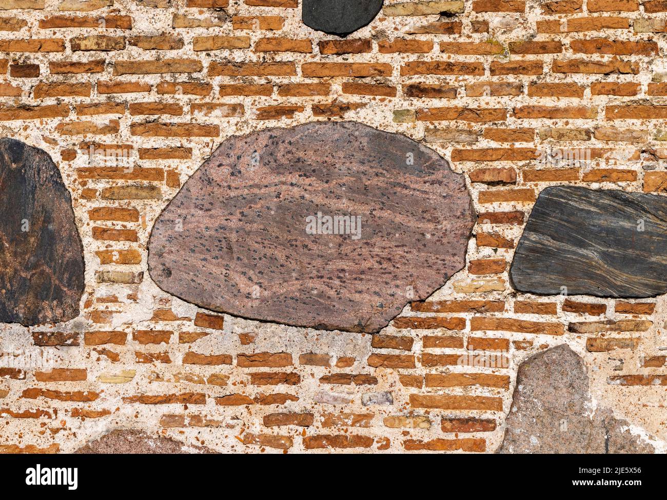 mur de briques en pierre d'un ancien bâtiment, partie d'un vieux mur en ...